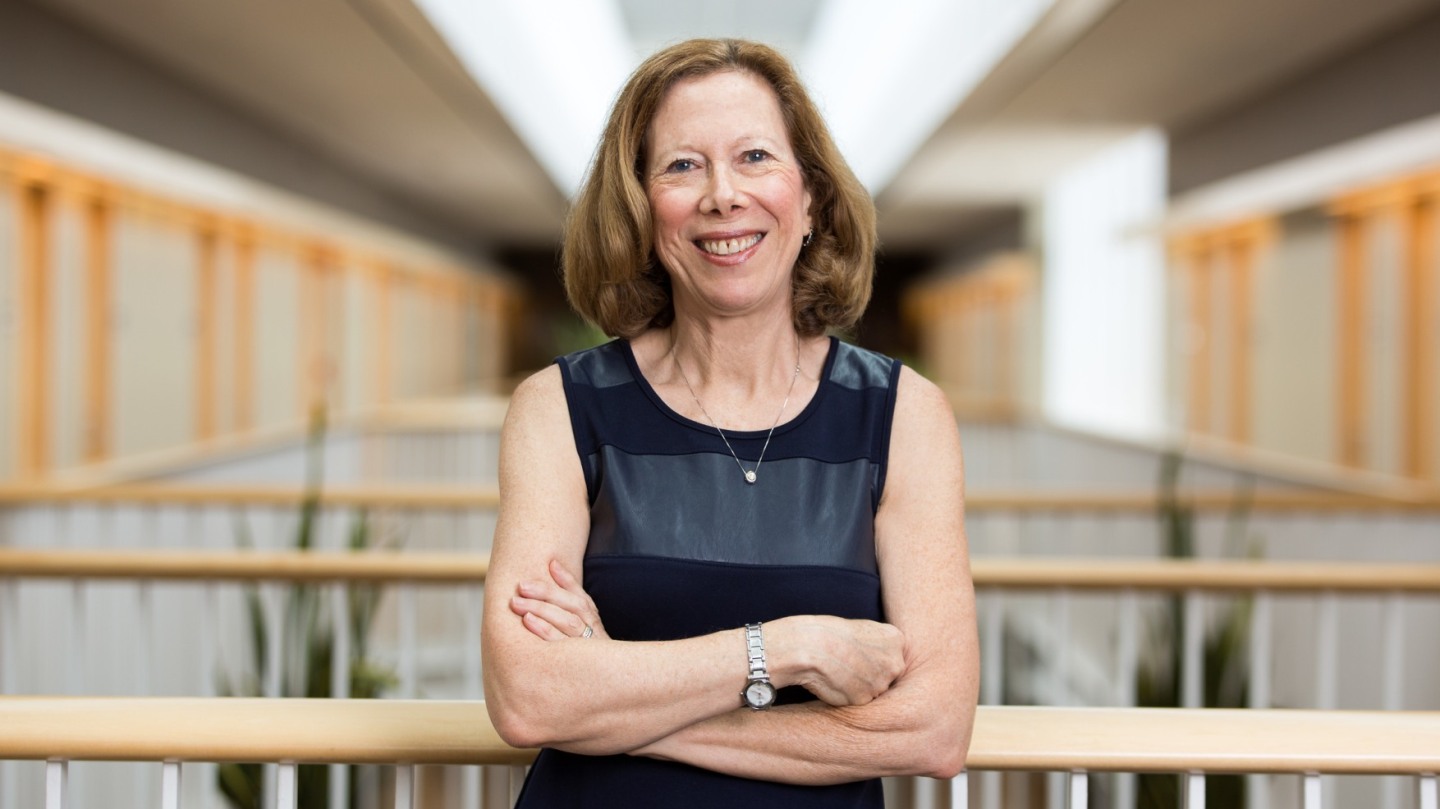 Carbon intensity of global crude oil refining and mitigation potential ...